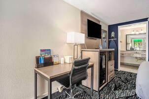 Quarto standard, 1 cama King, para não fumantes | Escrivaninha, espaço de trabalho para notebook, cortinas blackout