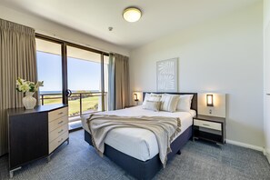 Suite, 1 cama queen-size, varanda, vista para o oceano | Ferro/tábua de engomar, internet de alta velocidade 