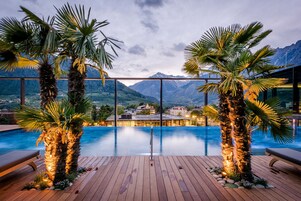 2 piscinas interiores, 2 piscinas exteriores, espreguiçadeiras 