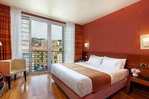 Quarto Duplo Standard | Edredões de penas, minibar, cofre no quarto, secretária 