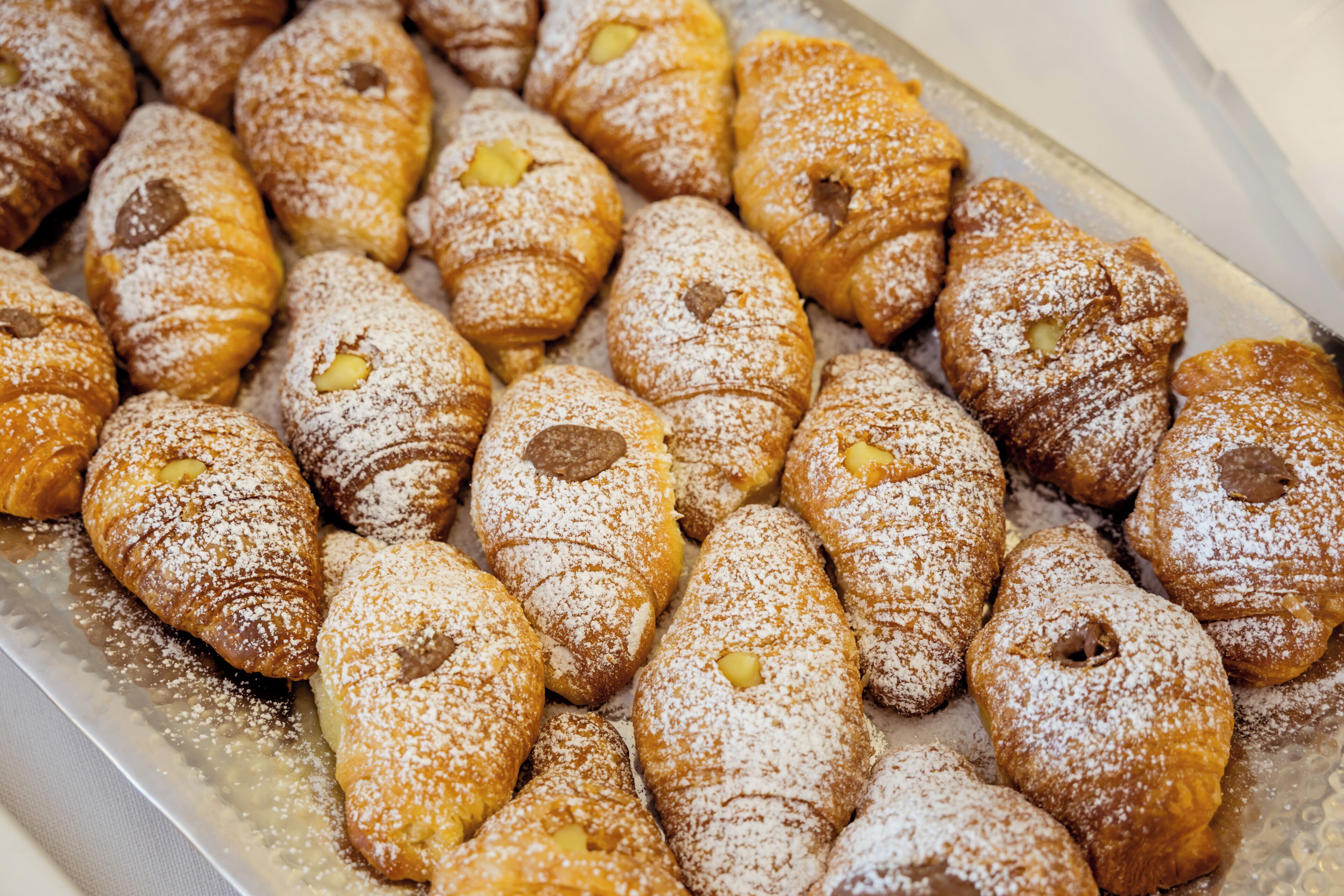 Uma bandeja de doces polvilhada com açúcar em pó.