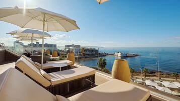 Terraço com espreguiçadeiras