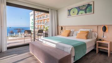 Cofre no quarto, secretária, cortinas/cortinados opacos