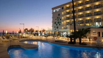 Piscina exterior, da(s) 10:00 à(s) 18:00, guarda-sóis, espreguiçadeiras