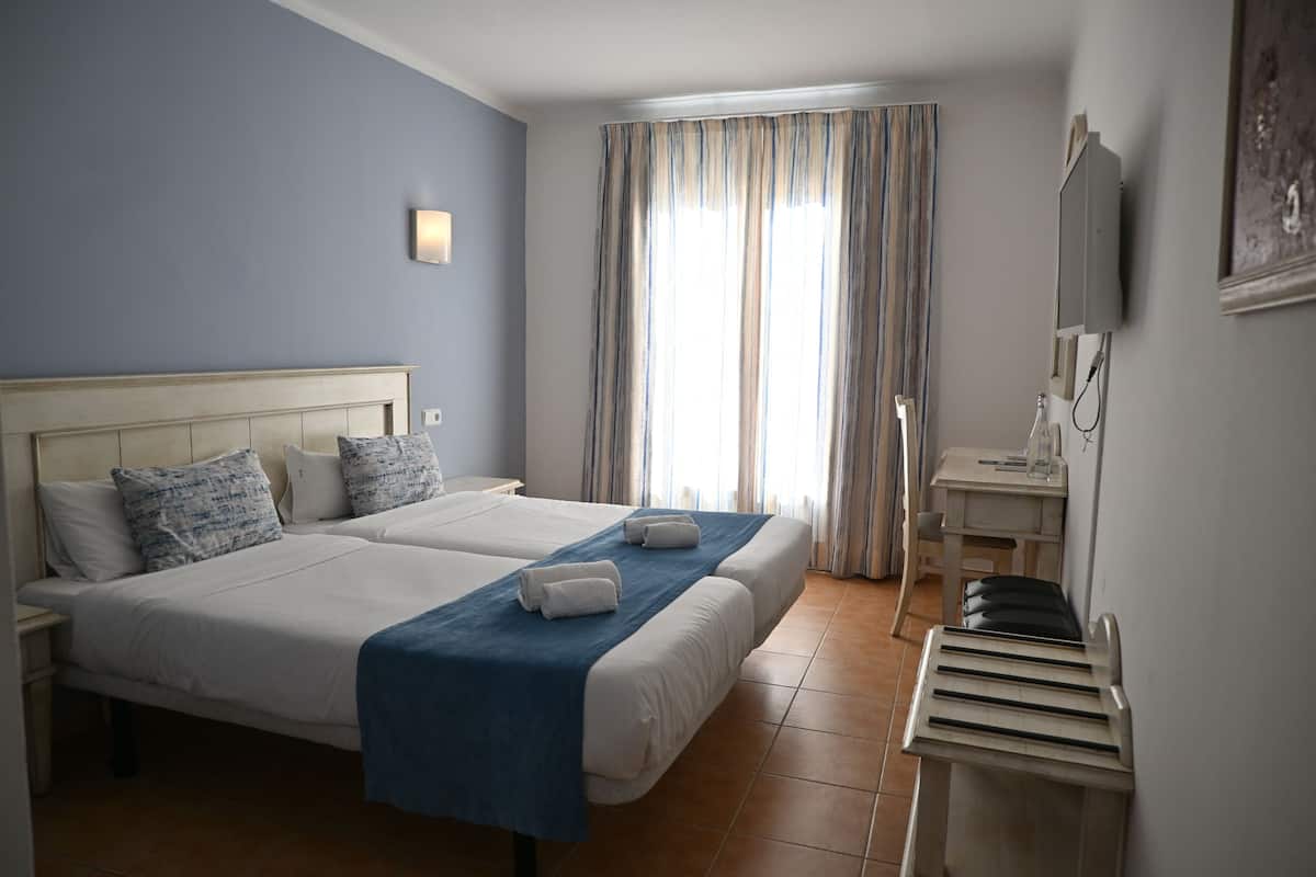 Quarto casal econômico, sacada | Escrivaninha, quartos à prova de som, Wi-Fi de cortesia