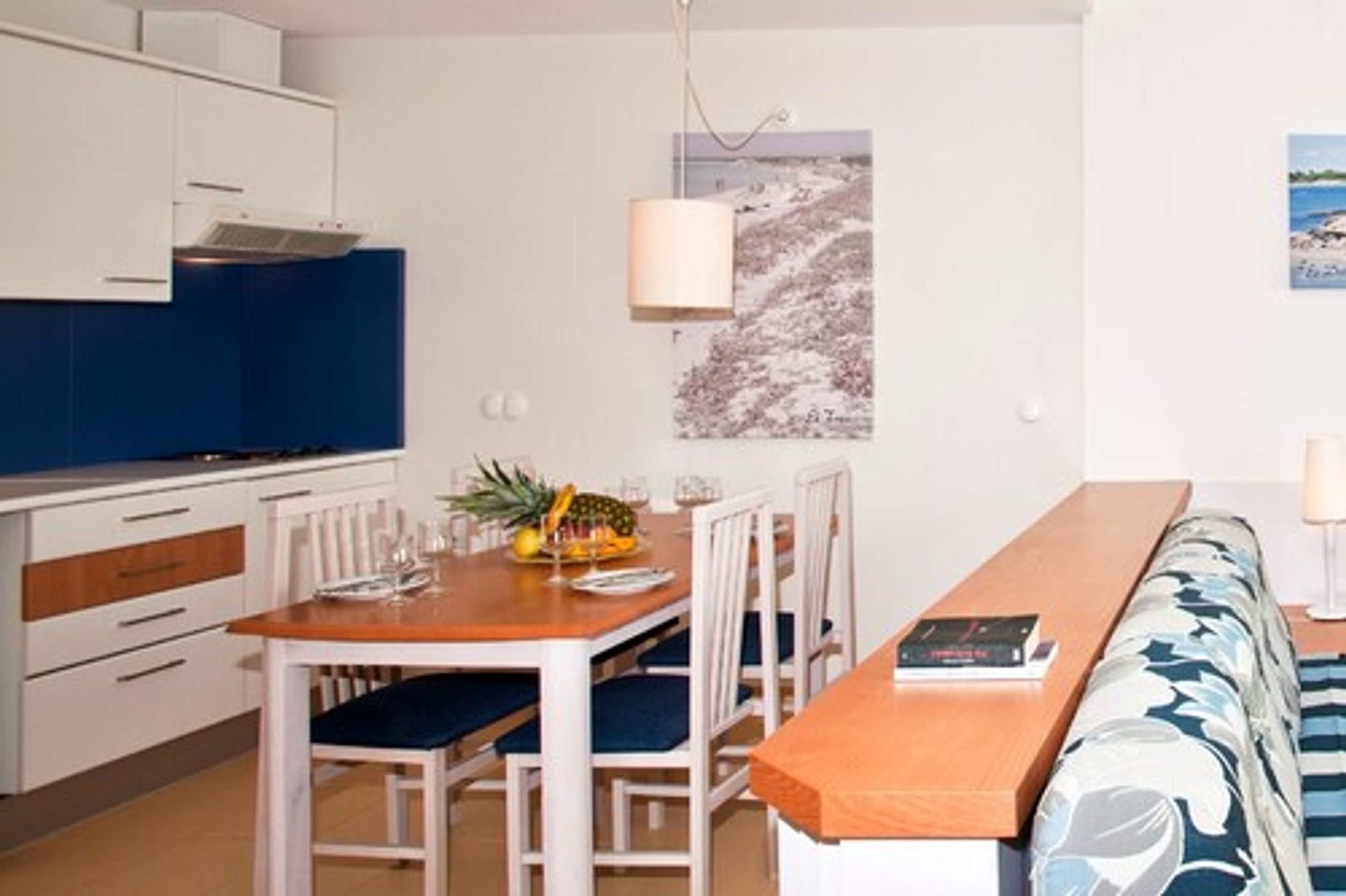 Um frigorífico, um micro-ondas, uma placa de cozinha 