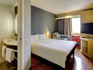 Quarto, 1 cama de casal e sofá-cama | Roupa hipoalergénica, minibar, cofre no quarto, secretária 