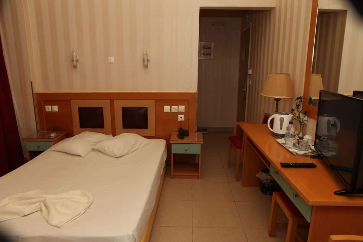 Cofres nos quartos, escrivaninha, quartos à prova de som
