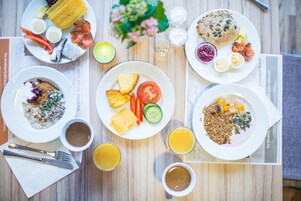 Pequeno-almoço tipo buffet diário mediante uma taxa 