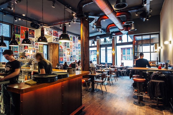 Serve pequenos-almoços, almoços e jantares