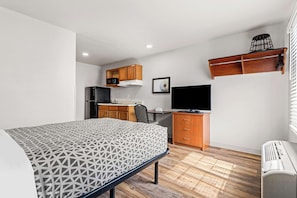 Quarto standard, 1 cama de casal, para não fumantes | Escrivaninha, cortinas blackout, Wi-Fi de cortesia, roupa de cama