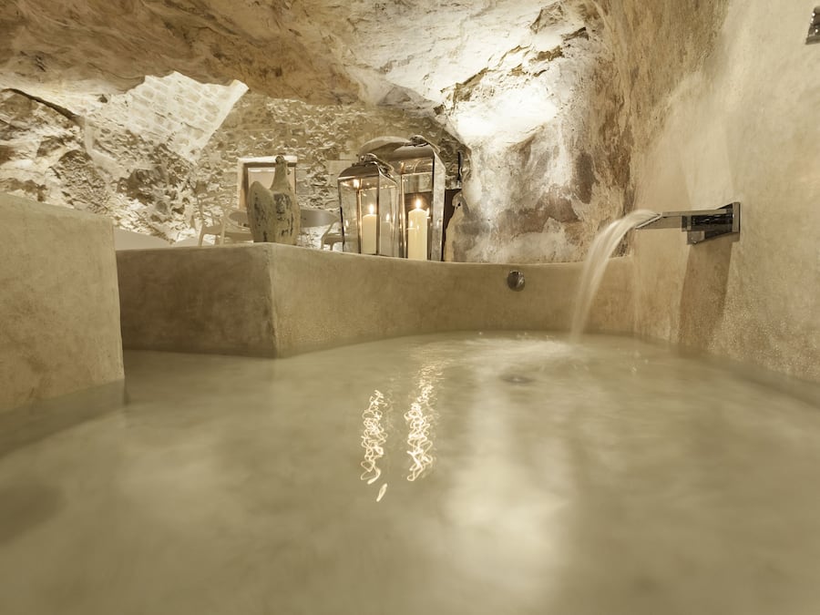 Suite de Luxo, banheira de hidromassagem grande, vista para o jardim | Casa de banho | Produtos de higiene exclusivos, um secador de cabelo, roupões, chinelos