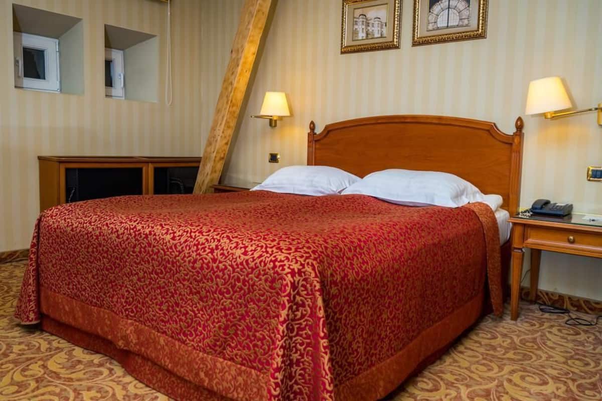 Quarto econômico | Frigobar, cofres nos quartos, escrivaninha