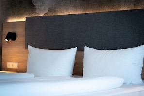 Quarto casal standard, 1 cama de casal | Escrivaninha, espaço de trabalho para notebook, quartos à prova de som