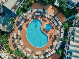 Piscina exterior, espreguiçadeiras