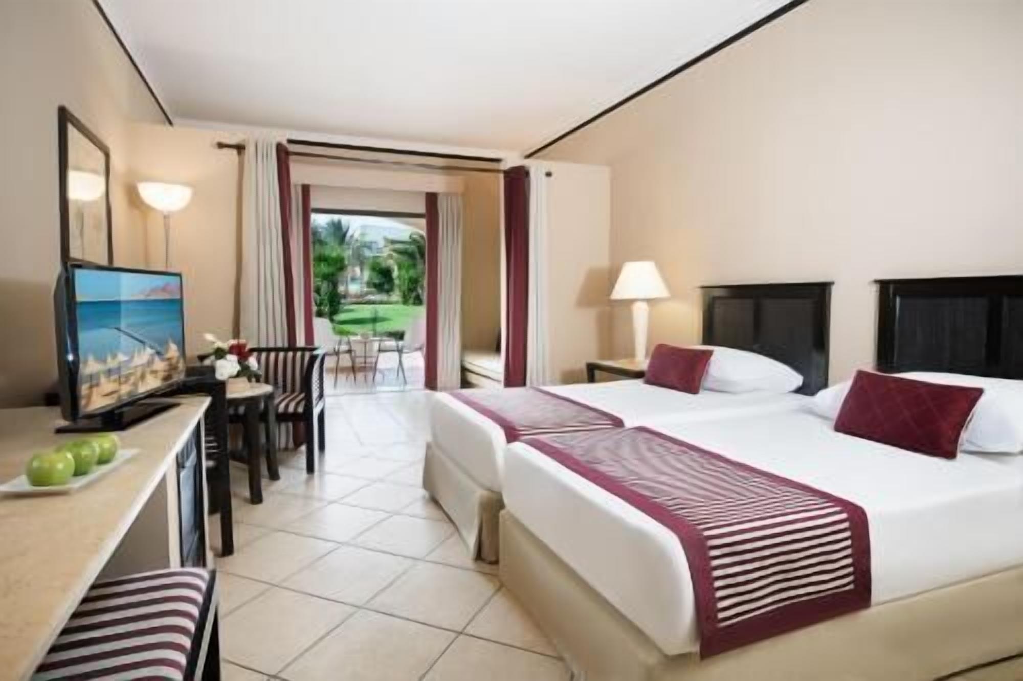 Cofre no quarto, cortinas/cortinados opacos, roupa de cama fornecida 