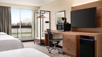 Quarto Deluxe, várias camas, varanda, Vista para a cidade (Tower B) | Roupa de alta qualidade, secretária, cortinas/cortinados opacos