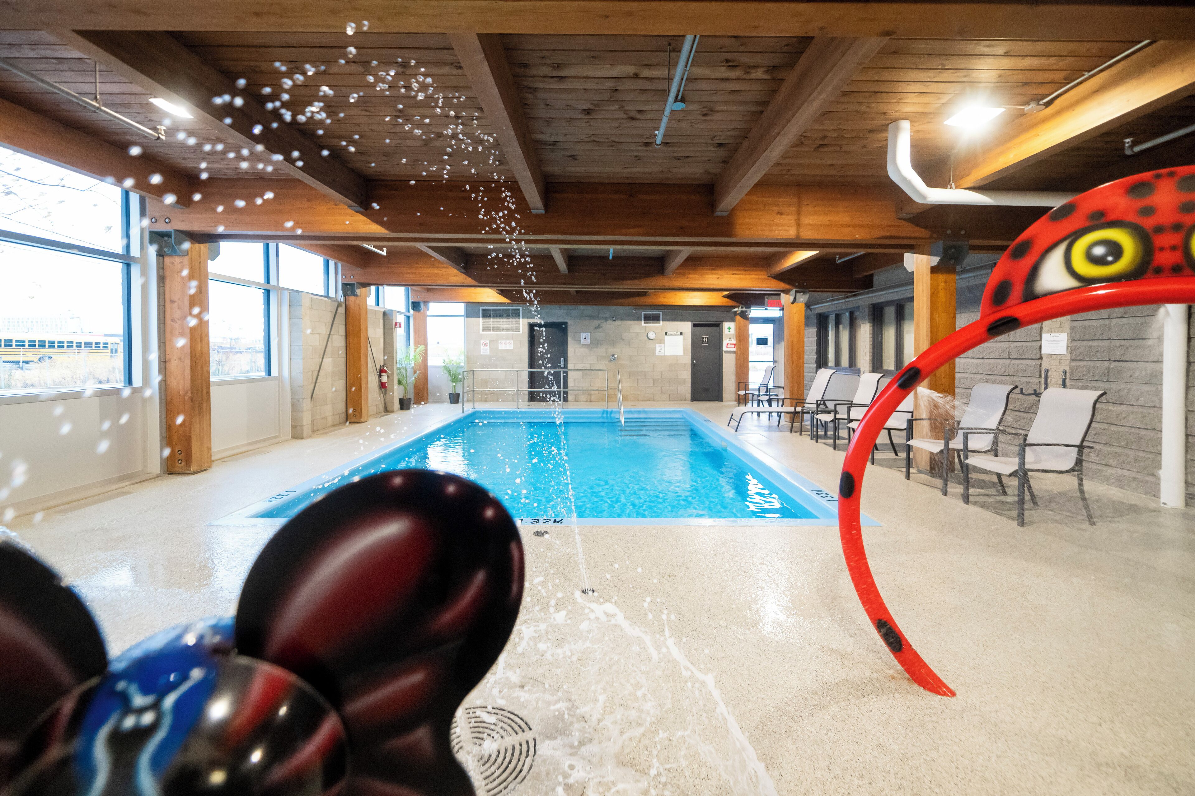 Piscina interna, espreguiçadeiras