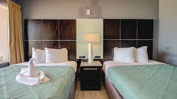 Quarto standard, 2 camas Queen | Escrivaninha, cortinas blackout, ferros/tábuas de passar roupa