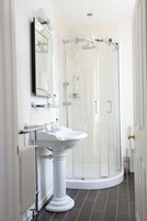 Quarto Clássico com Cama de Casal | Casa de banho | Um polibã, um secador de cabelo, toalhas fornecidas 