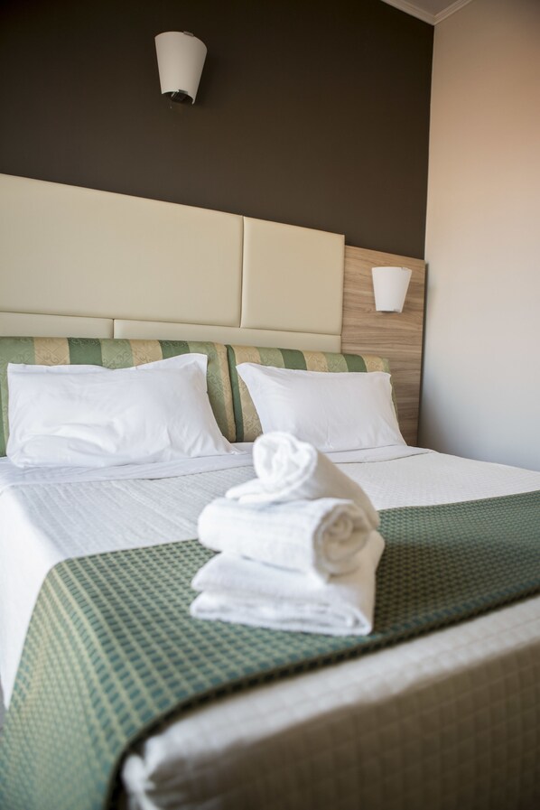 Roupas de cama premium, frigobar, cofres nos quartos, escrivaninha