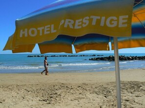 Praia particular nas proximidades, espreguiçadeiras, guarda-sóis 