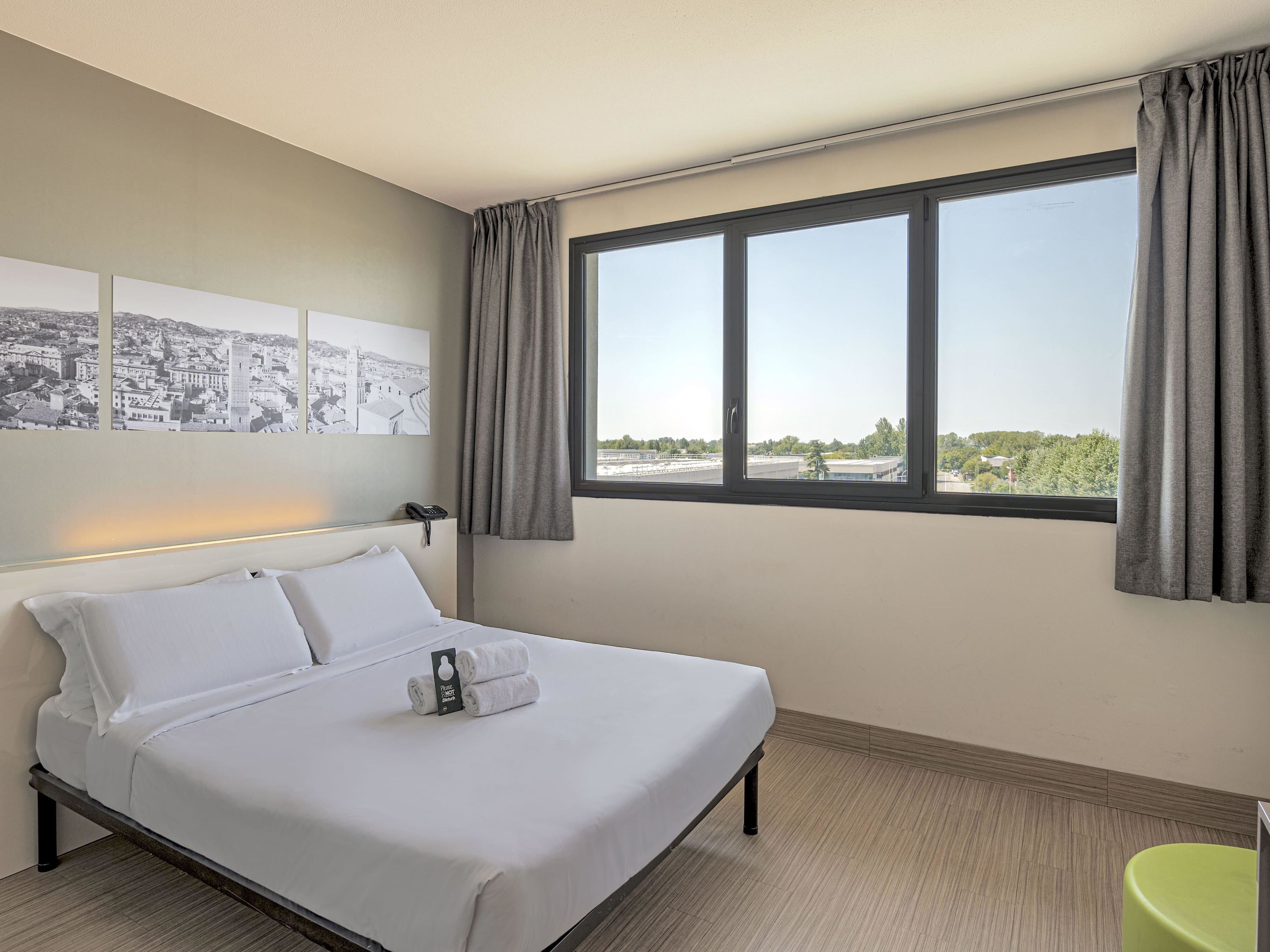 Edredões de penas, cofre no quarto, com mobília individualizada 