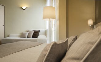 Quarto triplo | Frigobar, cofres nos quartos, escrivaninha