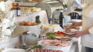 Café da manhã com buffet todos os dias (EUR 10 por pessoa)