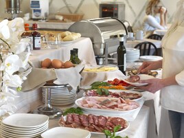 Café da manhã com buffet todos os dias (EUR 10 por pessoa) 