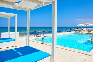 Piscina externa, guarda-sóis, espreguiçadeiras