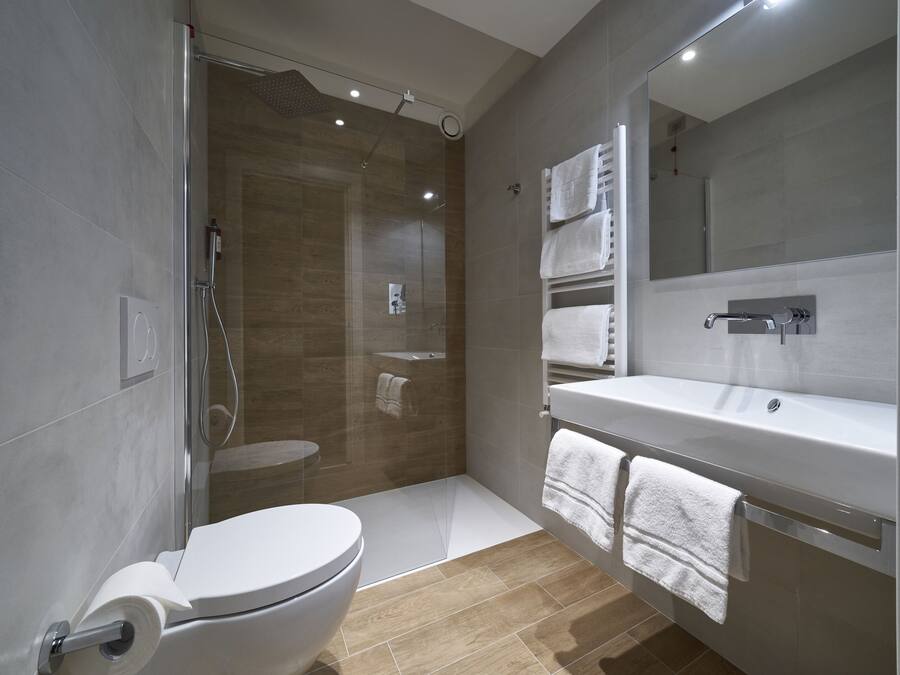 Quarto casal standard | Banheiro | Chuveiro, chuveiro com efeito de chuva