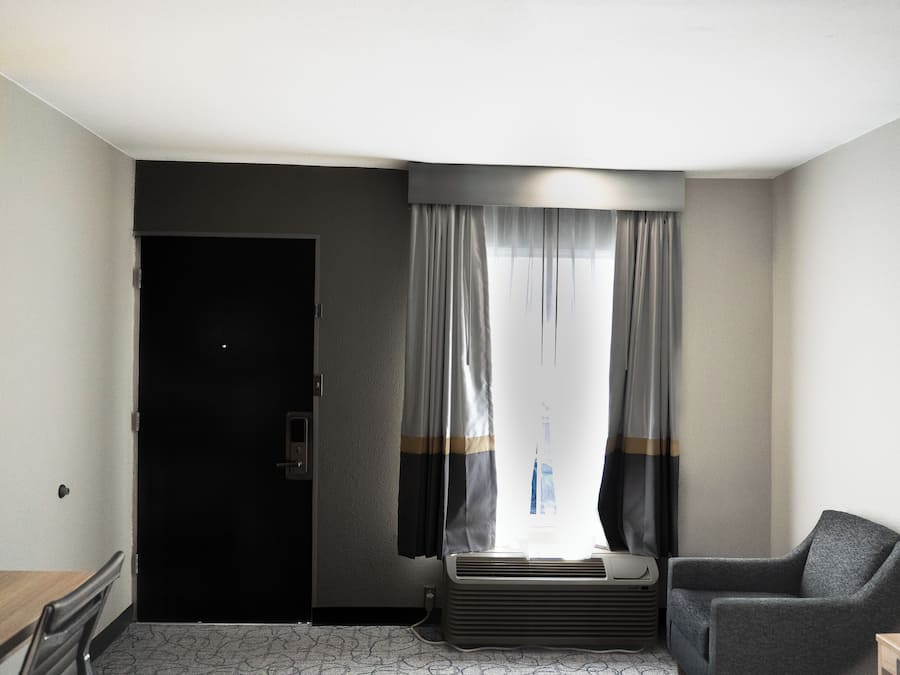 Cofre no quarto, secretária, cortinas/cortinados opacos