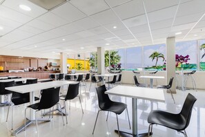 Café da manhã completo grátis todos os dias