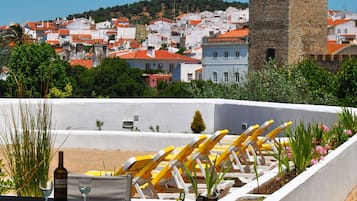 Terraço com espreguiçadeiras
