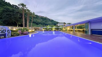 Pequenos-almoços, almoços servidos, cozinha regional, junto à piscina