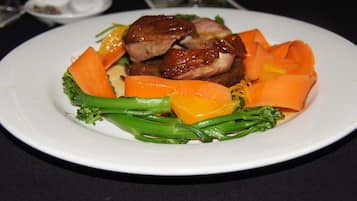 Prato de comida com carne, cenouras e brócolis.