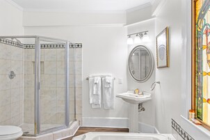 Suite, 1 cama king-size, não fumadores | Casa de banho | Uma combinação polibã/banheira, toalhas fornecidas 