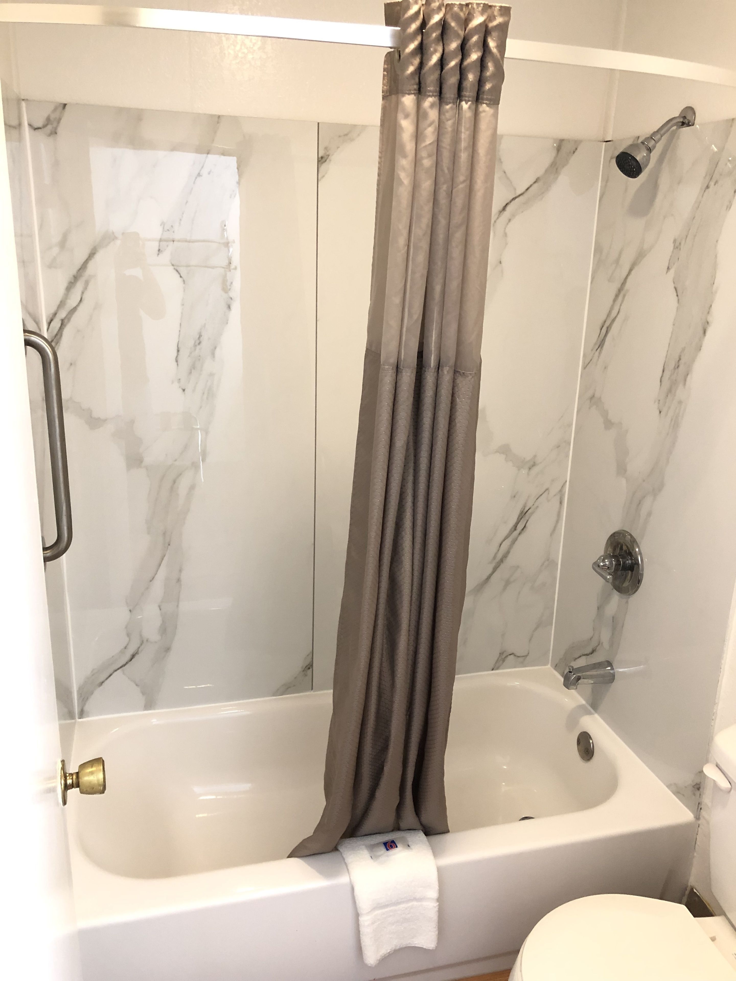 Chuveiro, secador de cabelo, toalhas de banho 