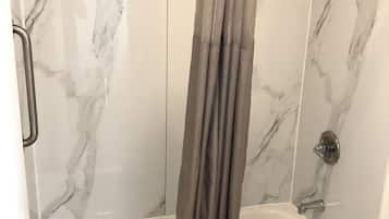 Chuveiro, secador de cabelo, toalhas de banho