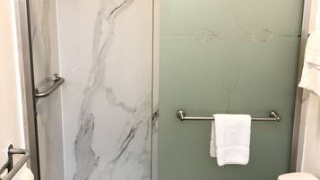 Chuveiro, secador de cabelo, toalhas de banho