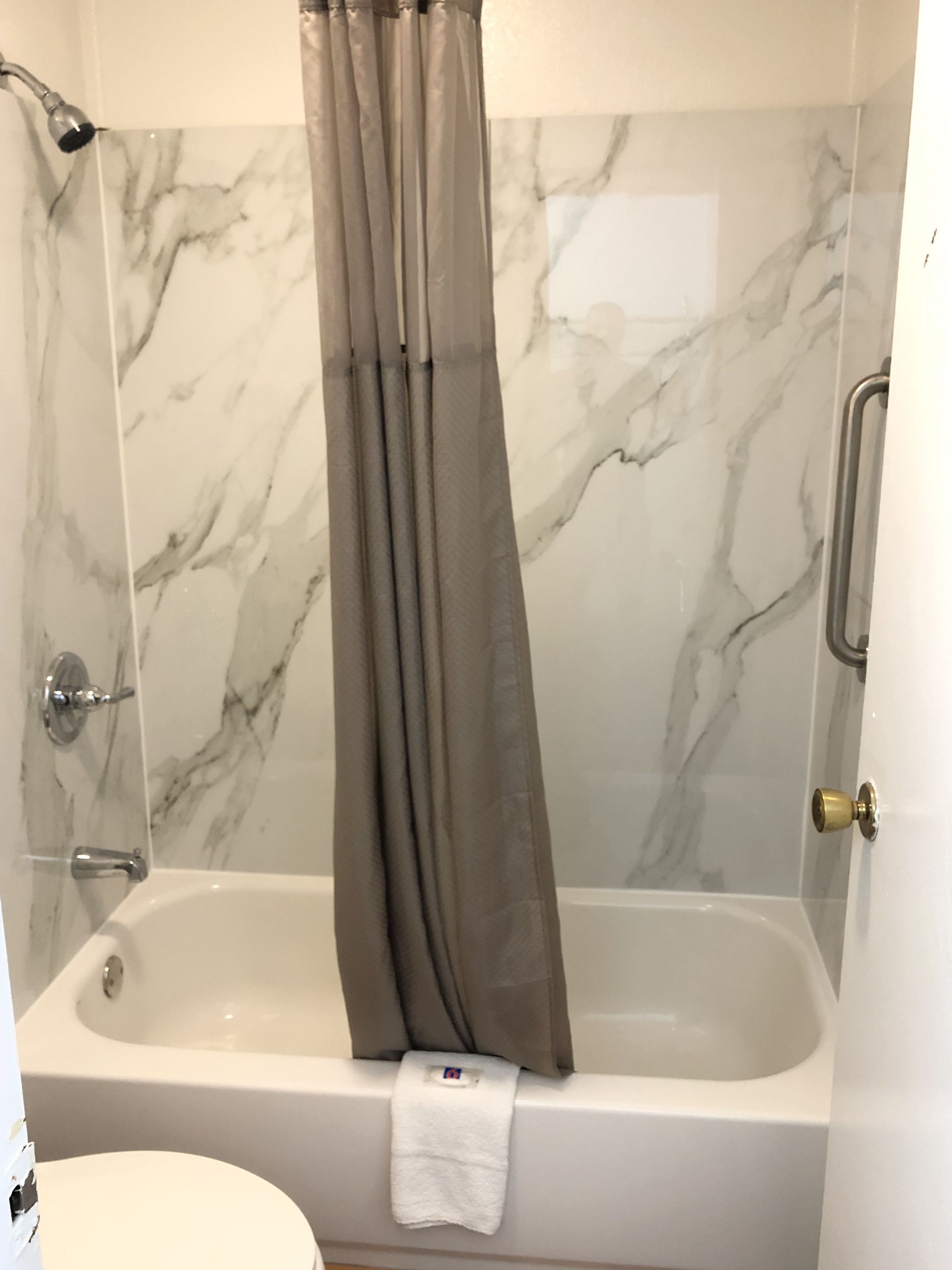 Chuveiro, secador de cabelo, toalhas de banho 