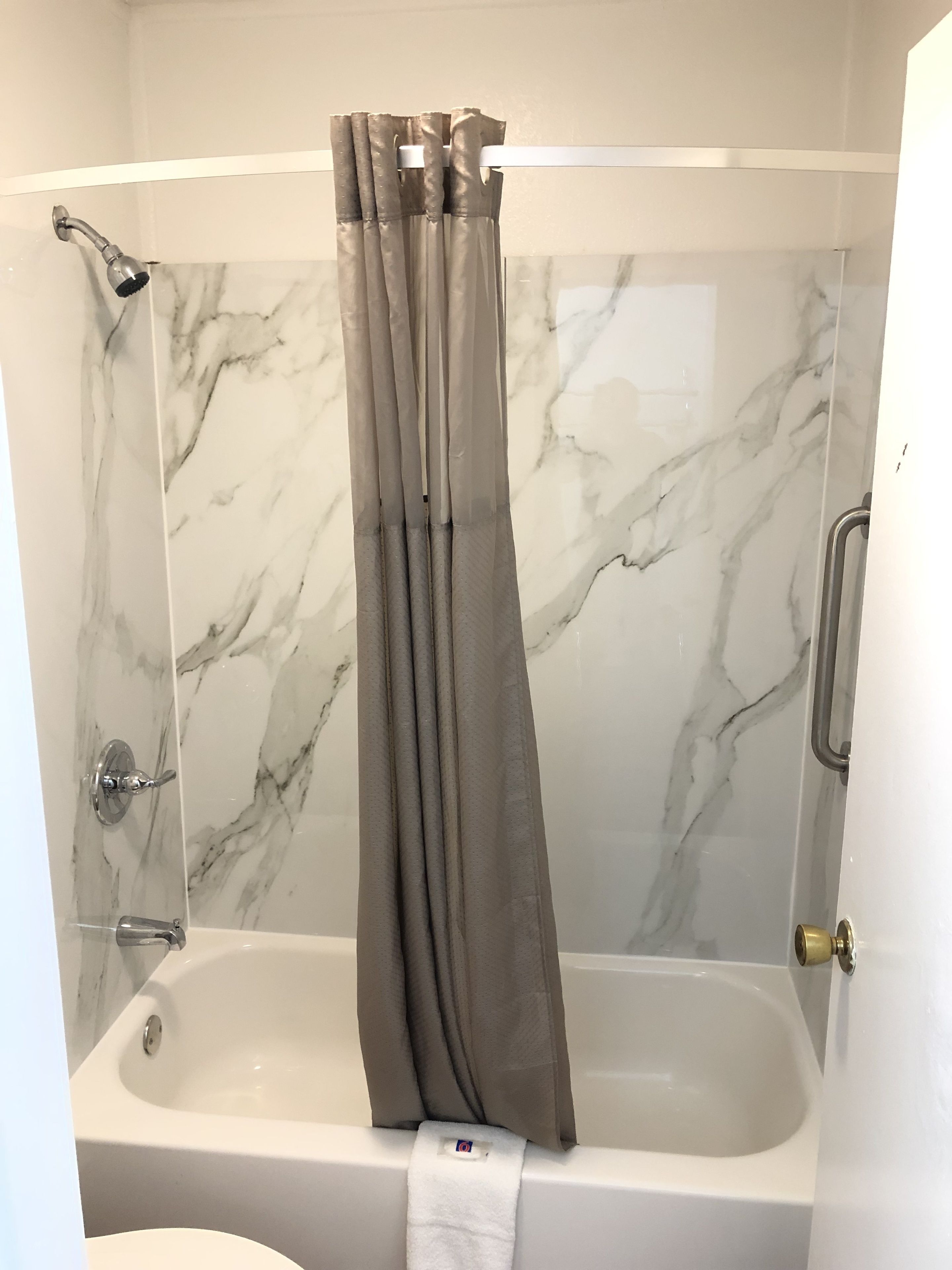 Chuveiro, secador de cabelo, toalhas de banho 