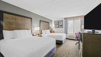 Quarto, 2 camas queen-size, acessível, não fumadores (Mobility) | Roupa de alta qualidade, secretária