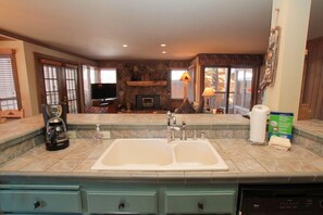 2-Bedroom Condo | Cozinha privada | Geladeira, micro-ondas, lava-louças, cafeteira/chaleira