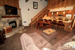 2-Bedroom Condo Loft | Ferro/tábua de engomar, Wi-fi grátis 