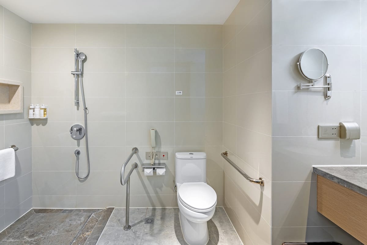 Quarto standard, 1 cama King, acessível | Banheiro | Chuveiro/banheira combinados, secador de cabelo, roupões de banho