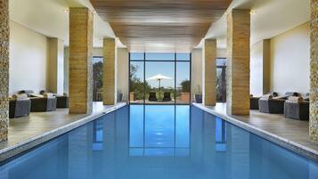 Piscina interior, piscina exterior, guarda-sóis, espreguiçadeiras