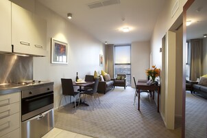 Quarto executivo, 1 quarto, acessível | Área de estar | TV 32 polegadas com canais via satélite