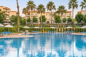 Piscina externa, guarda-sóis, espreguiçadeiras